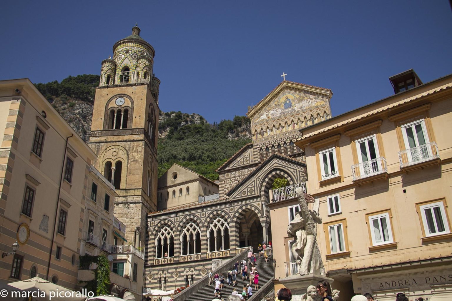 Catedral de Amalfi: relíquia entre paisagens arrebatadoras
